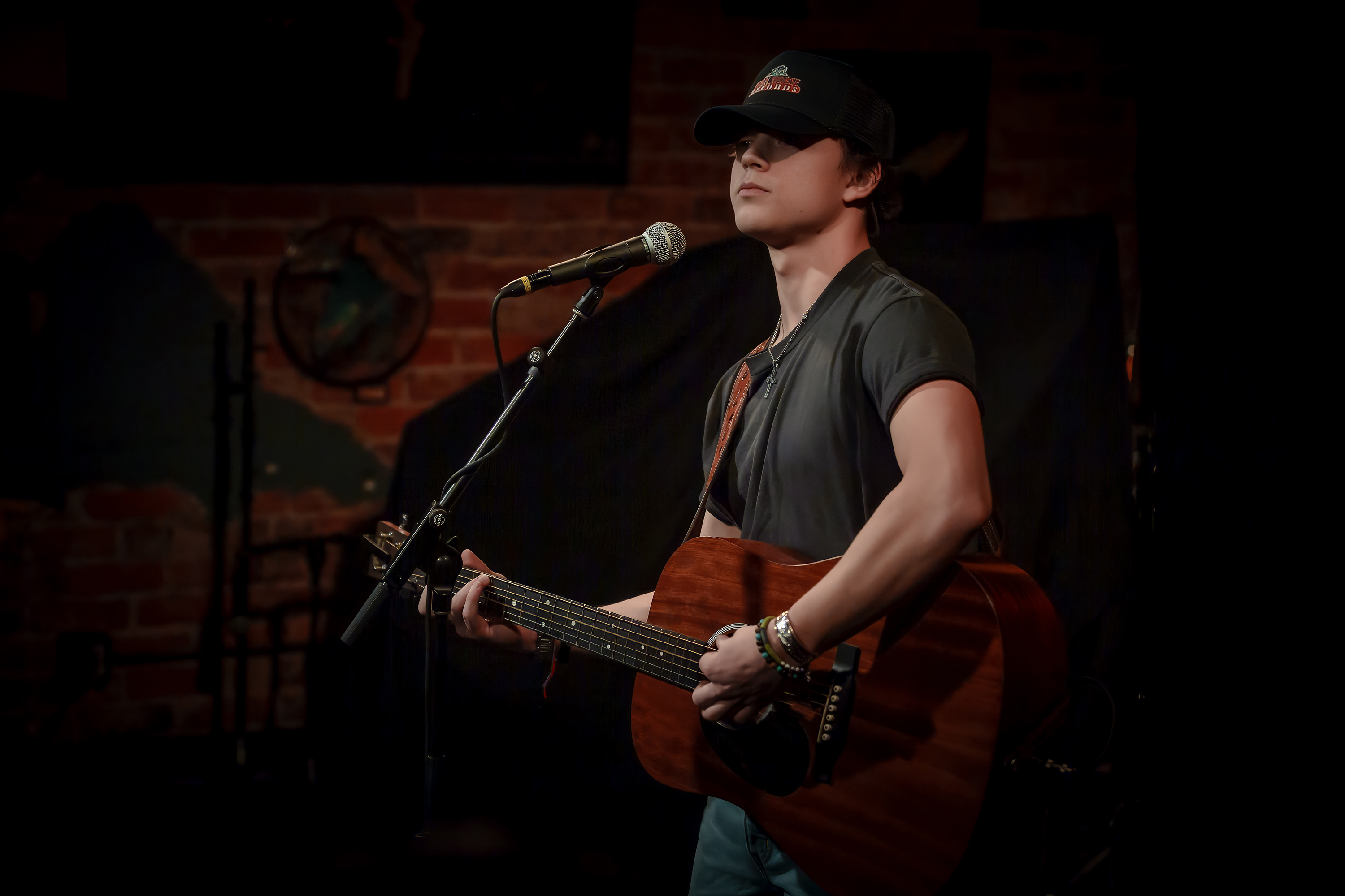 Rising country star Waylon Wyatt captivates audiences at The Evening ...